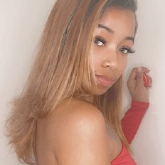 Simone – Feetify.com