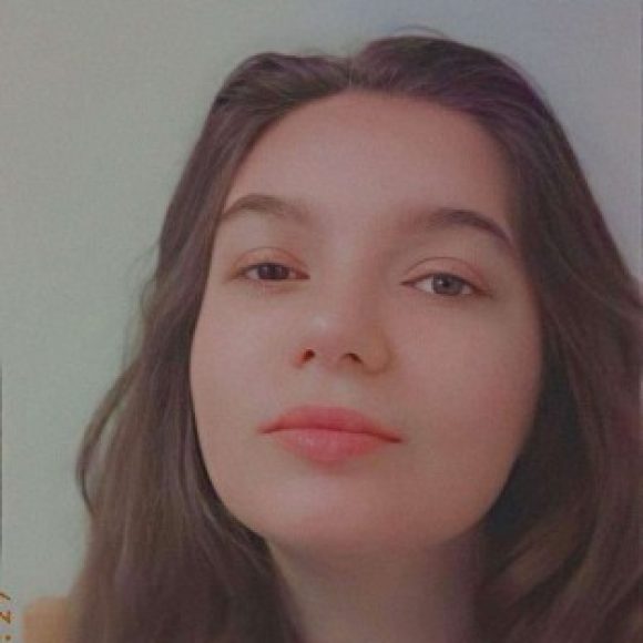 Emily Taefi – Feetify.com