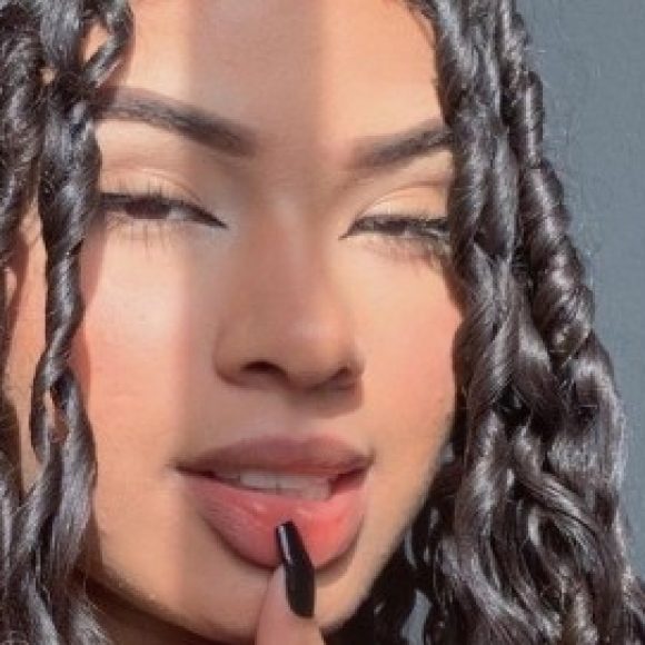 Gabriela – Feetify.com