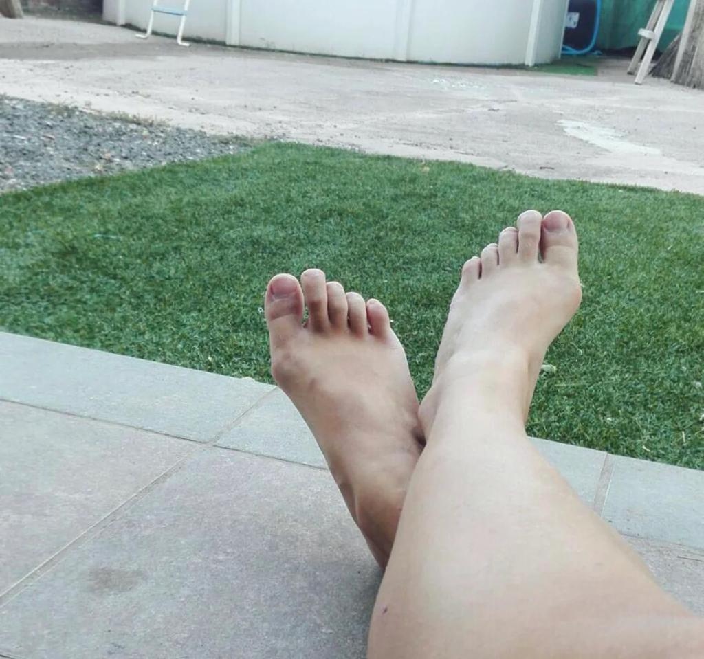 Seductive Young BUNIONS – Feetify.com